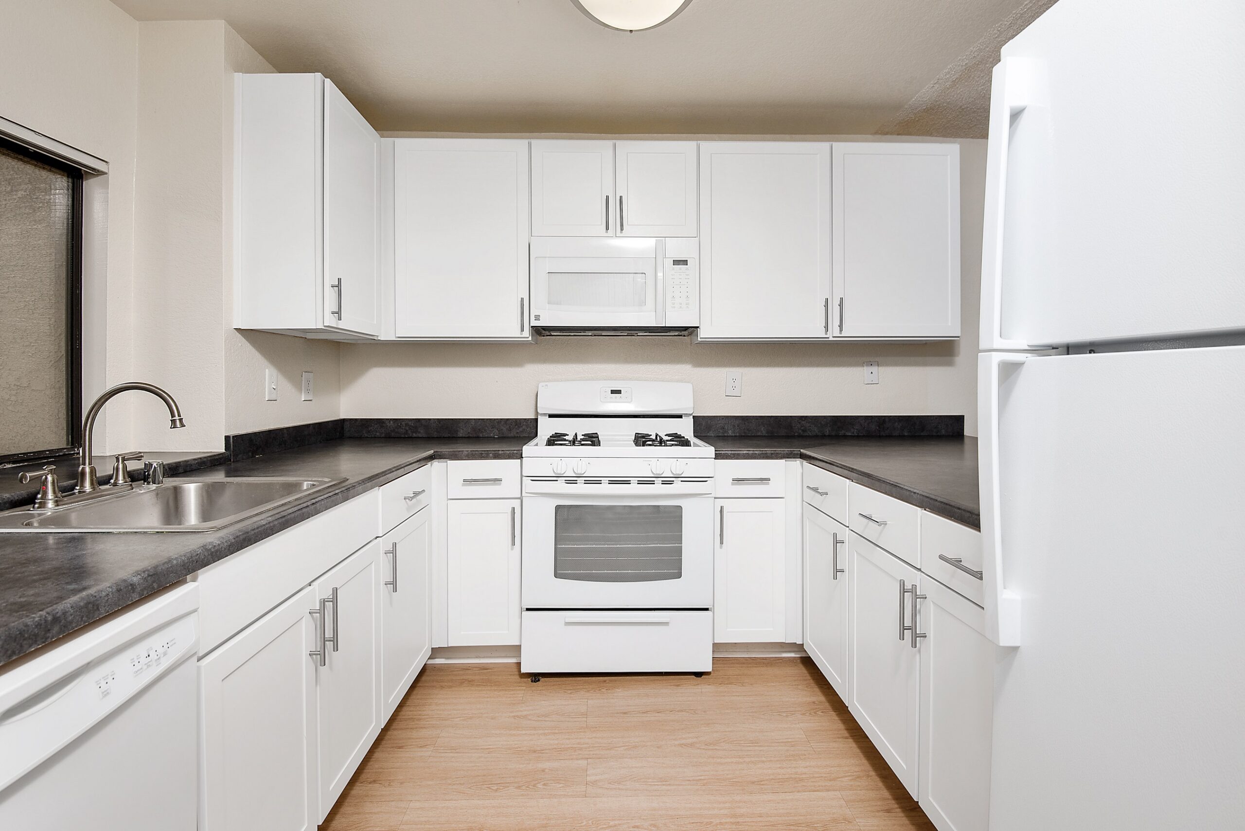 IMT Summerset Village | Pet-Friendly Apartments In Chatsworth, CA